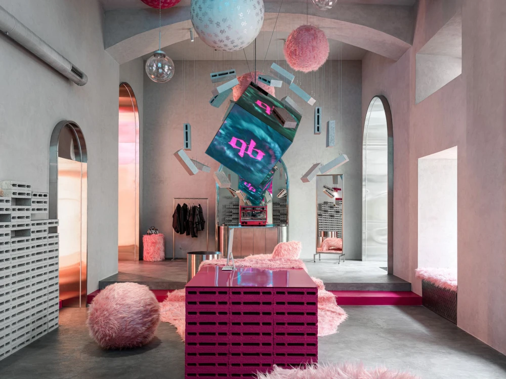 Флагманский шоурум A quick buck с меховыми примерочными